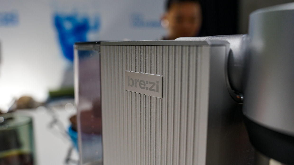 The Brezi Coffee Maker Goes from Hot Bloom to Cold Brew